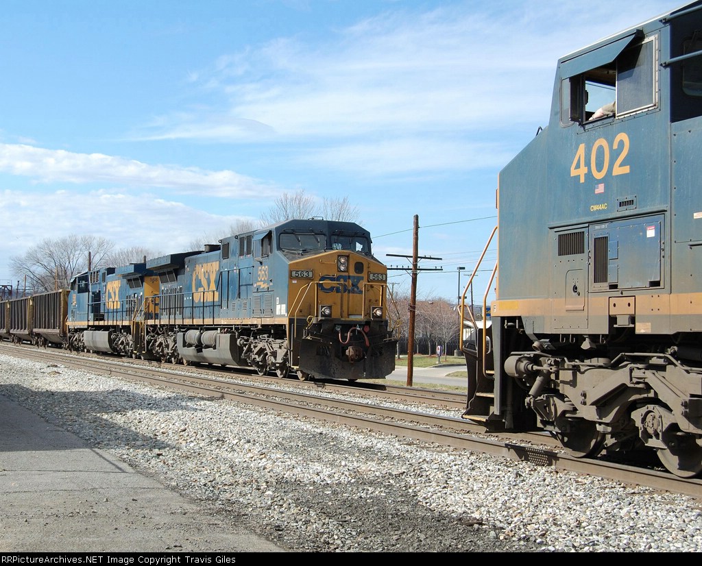 CSX 563 passing 402